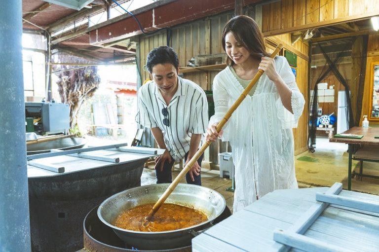 体験王国「むら咲むら」～黒糖づくり体験～ | 【公式】ホテル日航アリビラ｜沖縄のリゾートホテル